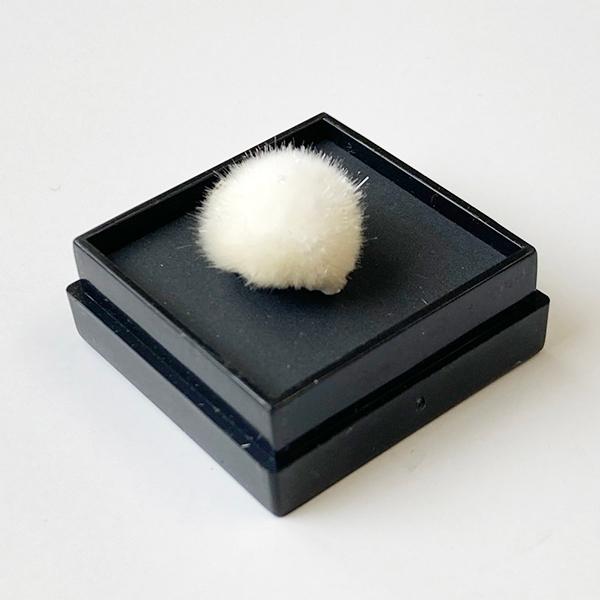 オーケン石（オケナイト）そのふわふわとした見た目からラビットテール（ウサギの尻尾）と呼ばれる鉱物です。非常に脆い石ですのでお取り扱いにはご注意ください。天然石ですので、クラックや欠けなど、細かな部分で多少のダメージがある場合があります。10...