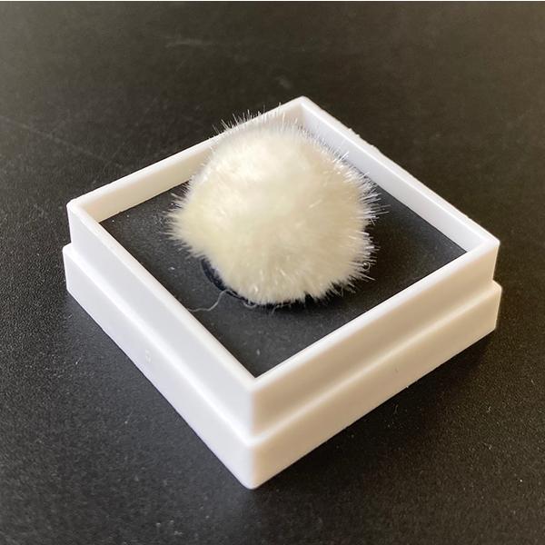 オーケン石（オケナイト）そのふわふわとした見た目からラビットテール（ウサギの尻尾）と呼ばれる鉱物です。非常に脆い石ですのでお取り扱いにはご注意ください。天然石ですので、クラックや欠けなど、細かな部分で多少のダメージがある場合があります。10...