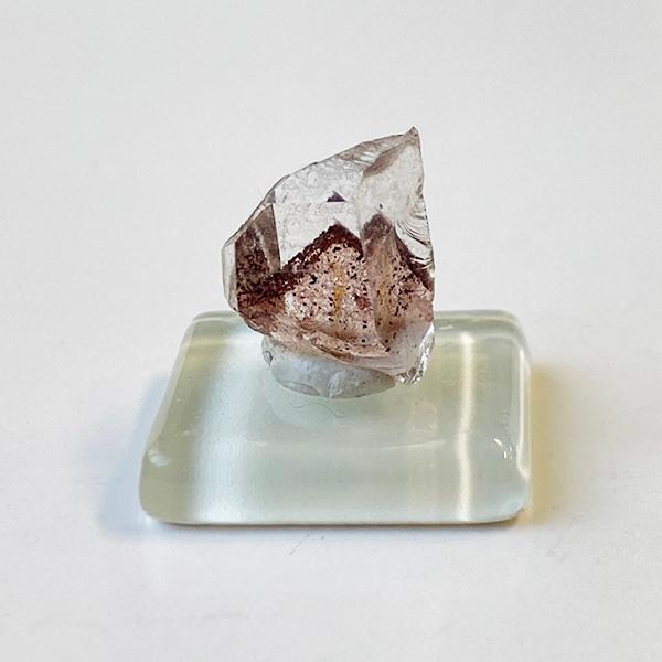 ファントムクォーツは、別名「山入り水晶」と呼ばれており、水晶の中に山のような模様が見える不思議な石です。水晶が成長していく過程で他の物質が含まれることで外側と中では違う物質が形成されます。赤っぽい山の幻影（ファントム）が入っているものはレッ...