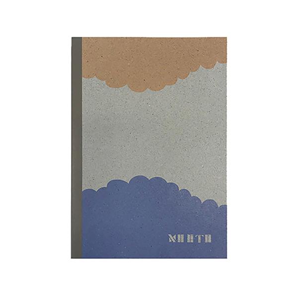 ほんのり淡くて風合いのある再生紙「ゆるちっぷ」を表紙に使用しました。漫画雑誌の紙のような素朴な風合いを再現した板紙です。罫はラベンダー色で手書きのような（ゆらぎ罫）3mm方眼罫。コンパクトなB6サイズ、ナチュラルな素材に自然　雲モチーフ表紙...