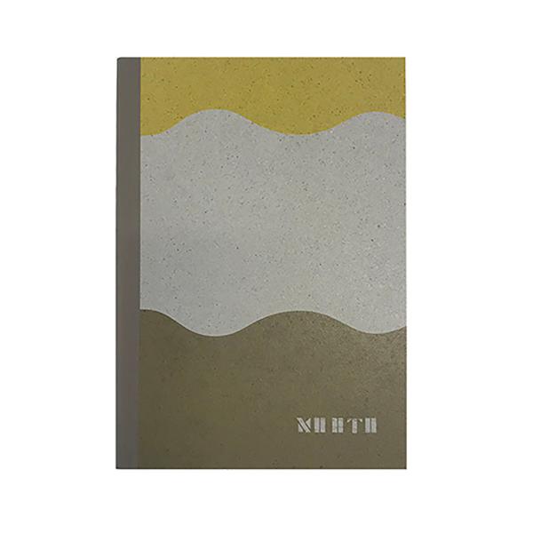 ほんのり淡くて風合いのある再生紙「ゆるちっぷ」を表紙に使用しました。漫画雑誌の紙のような素朴な風合いを再現した板紙です。罫はラベンダー色で手書きのような（ゆらぎ罫）3mm方眼罫。コンパクトなB6サイズ、ナチュラルな素材に自然　波モチーフ表紙...