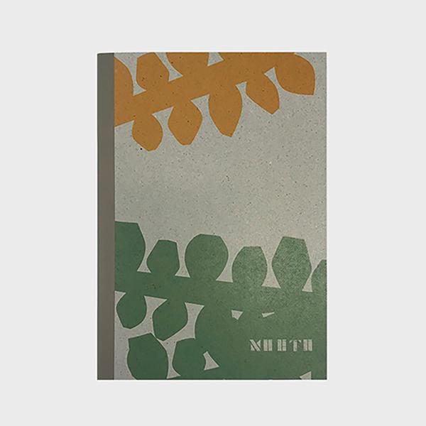 ほんのり淡くて風合いのある再生紙「ゆるちっぷ」を表紙に使用しました。漫画雑誌の紙のような素朴な風合いを再現した板紙です。罫はラベンダー色で手書きのような（ゆらぎ罫）3mm方眼罫。コンパクトなB6サイズ、ナチュラルな素材に自然　葉モチーフ表紙...