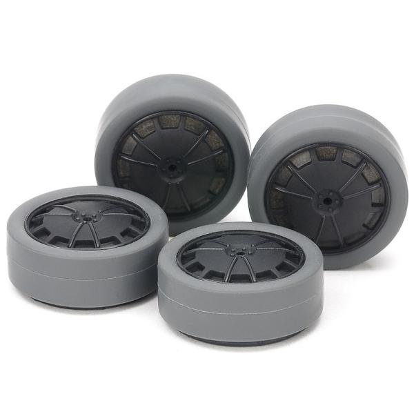 【 マシンの性能アップやセッティングに役立つパーツです 】 ディッシュデザインのカーボン強化ホイールと、スーパーハード小径ローハイトタイヤ(26mm)を4本ずつ、1台分セットしました。カーボンファイバー配合樹脂製のホイールは強度が高く、跳ね...