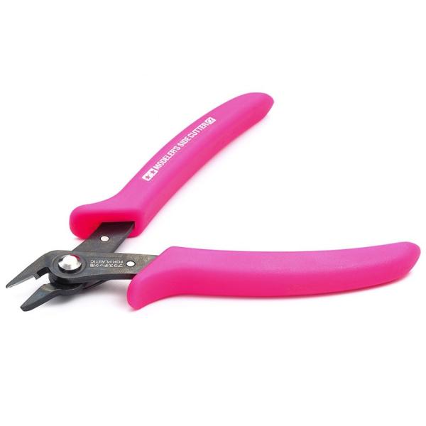 【 プラモデルやミニ四駆の製作に欠かせません 】 スケールモデルやミニ四駆などの製作に欠かせない、プラスチック専用ニッパーです。細かな部品が切り取りやすく、耐久性も十分。高炭素鋼を焼き入れ熱処理したシャープな切れ味が特長。グリップは手によく...