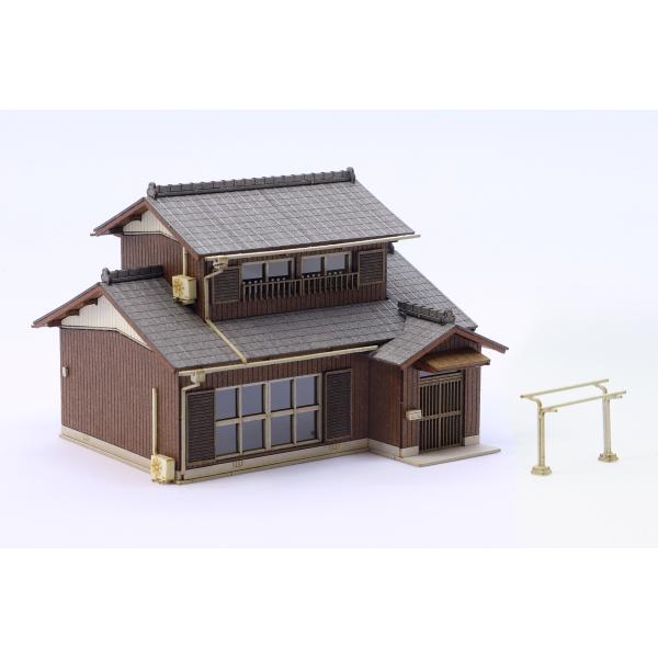 鉄道模型Ｎゲージ用ペーパーキットです。昭和後期からよく見られる中型の2階建住宅です。玄関パーツを南玄関、北玄関どちらでも設置できるリバーシブルタイプ。レイアウトに合わせてご使用ください。1/150を目安に製作しております。鉄道模型の他、ジオ...