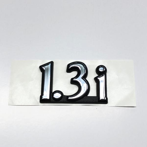 1300インジェクションモデルのサイドについているエンブレムです。こちらは後期型で1.3iです。前期型は1.3でメッキ（艶ありシルバー）になります。ベースはブラックのプラスチック。Classic Mini 1.3i Silver Stick...