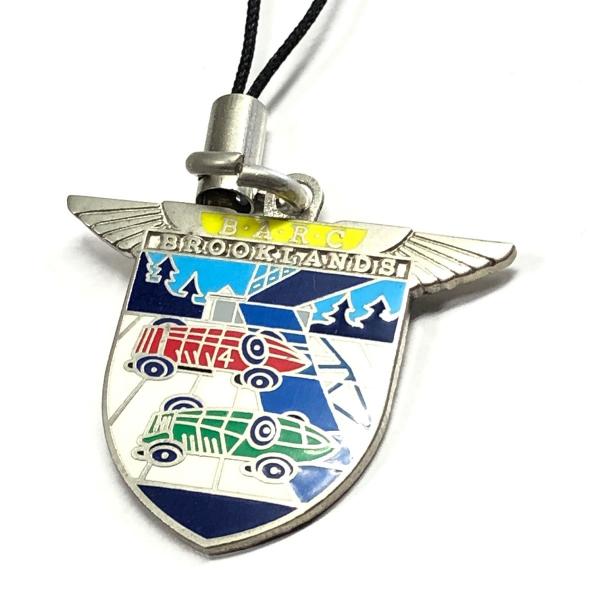 2.2cm×3cmBRITISH　AUTOMOBILE　RACING　CLUBBROOKLANDSブリティッシュオートモービルレーシングクラブイギリス有名カークラブの携帯ストラップです。イギリス製で丁寧な作りになっています。 表示されている...