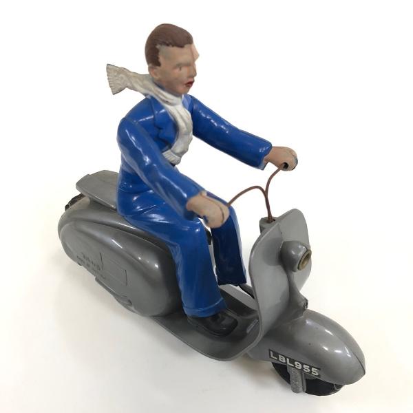 トライ・アングのVESPAのビンテージミニカーです。置物・オブジェ・ディスプレイにご利用ください。15cm×13cm×4cm古いもので、写真のものが現品です。経年劣化やサビなどのあるレトロな風合いです。プラスチック製です。専用の箱や付属品は...