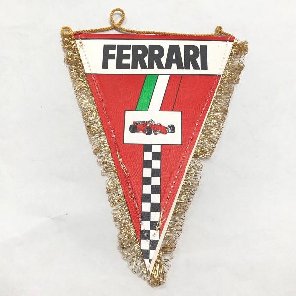 フェラーリの三角形のミニフラッグです。ガレージフラッグとして、店舗装飾に、ご自宅のインテリアにいかがでしょうか。13cm×16.5cmデットストック品です。ご了承ください。装飾の糸の部分にところどころ折り目がついています。Vintage F...