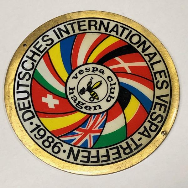 VESPA CLUB Hagen直径：8.1cm古いもので、商品表面の透明コーティング部分に一部欠けがみられます。エンブレム部分のみの販売です。写真のものが現品です。エンブレムの取り付け方法は、それぞれ異なり、ステーや、ナットのない商品もご...