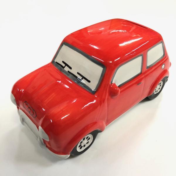 赤いクラシックミニの車型マネーバンクです。屋根の後ろ部分よりお金を入れることができます。車の下側から取り出すことができます。陶器でできています。約20cm×9cm×9cm新品デットストック品です。ご了承ください。Ceramic Saving...