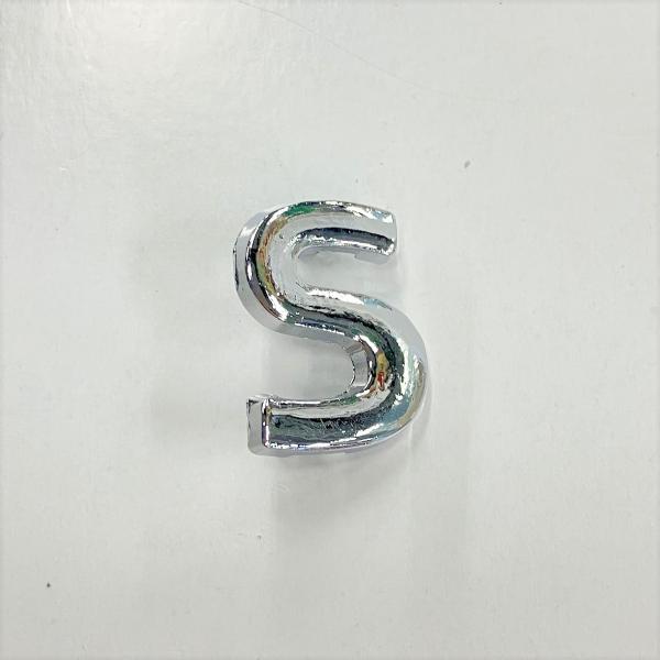 クラシックミニのMK1オースチンクーパーSのボンネットとモーリスクーパーSのボンネットとトランクに使用する、エンブレムのリプロダクション品です。裏に突起があります。ボディの穴への差し込み式です。カラーは、艶ありのシルバー両面テープなどでは貼...