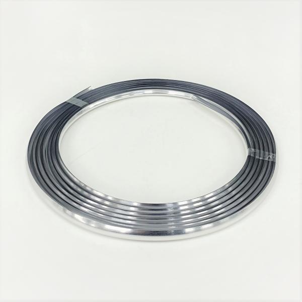 クラシックミニ用のメッキタイプのルーフのメッキモール（シルバー）です。純正と同じ様にルーフの溝にはめ込んでいきます。1本で1台分をカバーします。1本につながっておりますので、後ろの中央1カ所で固定となります。ルーフモール用クリップは別売りで...