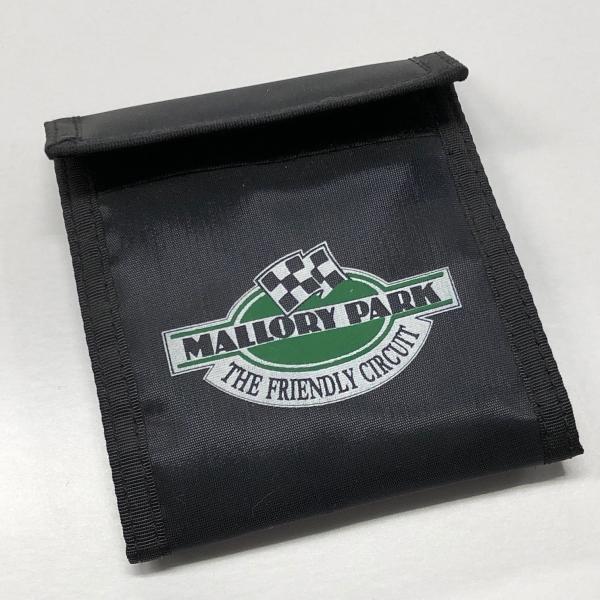 マロリーパークのロゴプリントのウォレットです。10.5cm×11cm布製です。Mallory Park Wallet Nylon