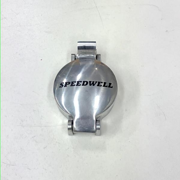 質感・クオリティーは写真にてご確認ください。SPEEDWELL刻印のクラシックミニ用アストンタイプのアルミガスキャップです。純正のキー付きガソリンキャップに被せるだけです。単品での使用はできません。2か所のネジで挟み込んで固定します。穴あけ...