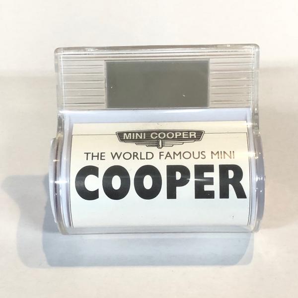 赤いクラシックミニのイラスト入りのゆらゆら揺れるデジタル置型時計です。起き上がりこぼしのように、重りが入っていて、揺れても倒れないようになっています。日付表示付き日本語の取扱説明書付きプラスチック製6cm×6cm新品デットストック品です。ご...