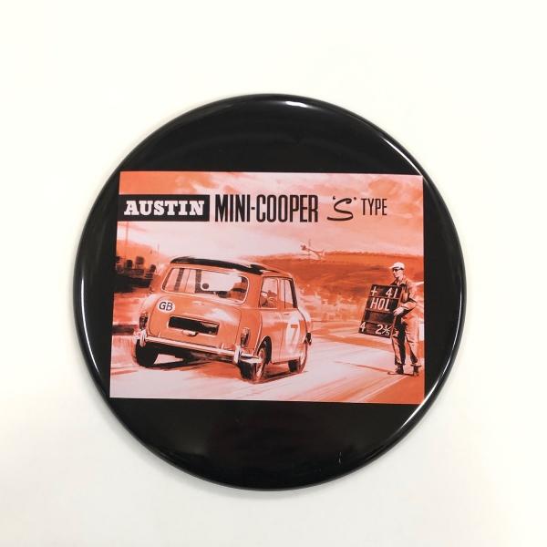 オースチンミニクーパーSの描かれた円形プレートインテリアです。クラシックミニのディスプレイにいかがでしょうか。直径：20cm立てかけることもできます。裏に穴が開いているので吊るすことも可能です。新品ですが写真のものが現品です。Classic...