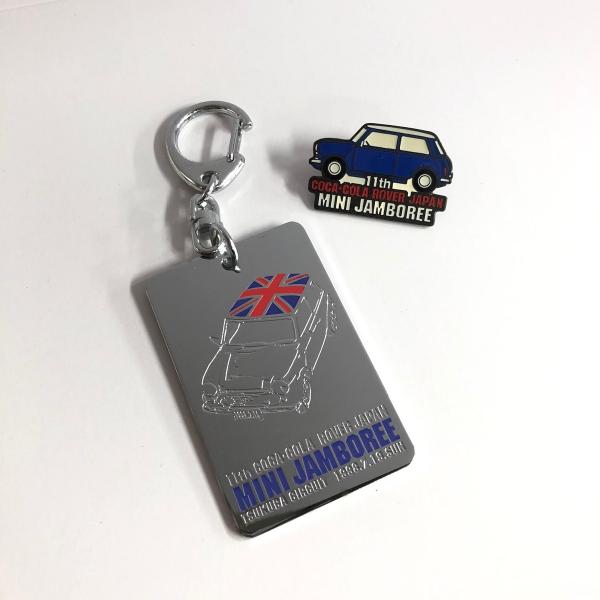 ブルーのクラシックミニのピンバッチと、ユニオンジャック柄の屋根のローバーミニが描かれたキーリングのセットです。キーホルダー：5.5cm×3.5cmピンバッチ：3cm×2cmキーホルダーのプレートの色はツヤありシルバーです。写真のものが現品です。 