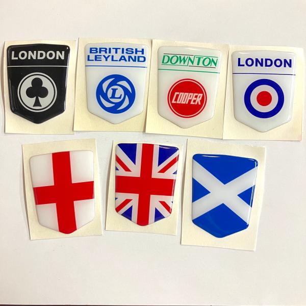 クラシックミニのフロントバッジについているホームベース型のMK3タイプのステッカーです。カーバッチの補修や、普通のステッカーとしてもご利用いただけます。4.5cm×5.6cm表面に樹脂コーティングの施されたステッカーです。同じデザインのエン...