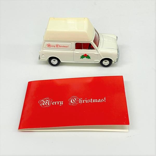 クラシックミニバンタイプのミニカーです。クォーター部分に、メリークリスマスのプリントが施されています。1000台限定生産シリアルナンバー0673ミニカーサイズ：約7.5cm×3cmパッケージに値札が付着しています。ご了承ください。ミニカーの...