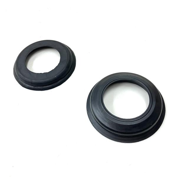 クラシックミニのフューエルタンクのネックシールです。ボディと給油口のゴムシールで劣化しますとトランク内へ雨漏れの原因になります。年式をいずれかお選びください。ローバーミニ1996年式までの車両ローバーミニ1997年式以降の車両ゴムの性質上、...