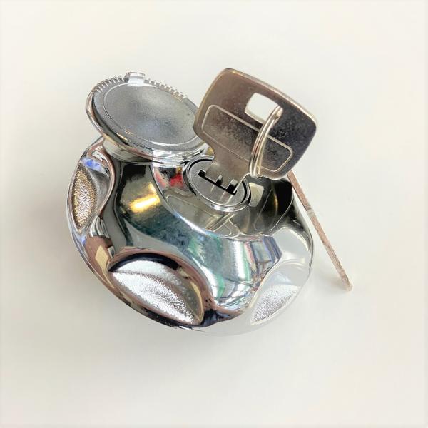 クラシックミニに使用可能な小さなスライド式フタが付いたガスキャップです。純正の交換パーツとしてお使い頂けます。Classic Mini Locking Fuel Cap Concealed Key Vented