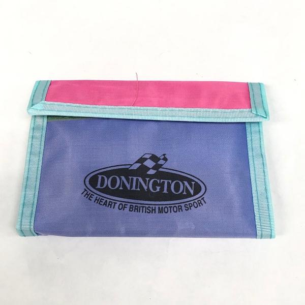 ドニントンのロゴプリント入りのカラフルな2つ折りウォレットです。写真のものが現品です。Donington Wallet Nylon