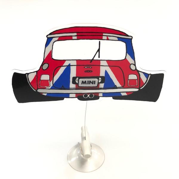 MINI MARUYAMAオリジナルデザインのユニオンジャック柄のローバーミニがプリントされています。吸盤を机や、ガラスにつけて、ミニを押すと、ばねで左右に動きます。ミニの車内などでは、運転中も振動でユラユラ揺れるインテリアになります。ディ...