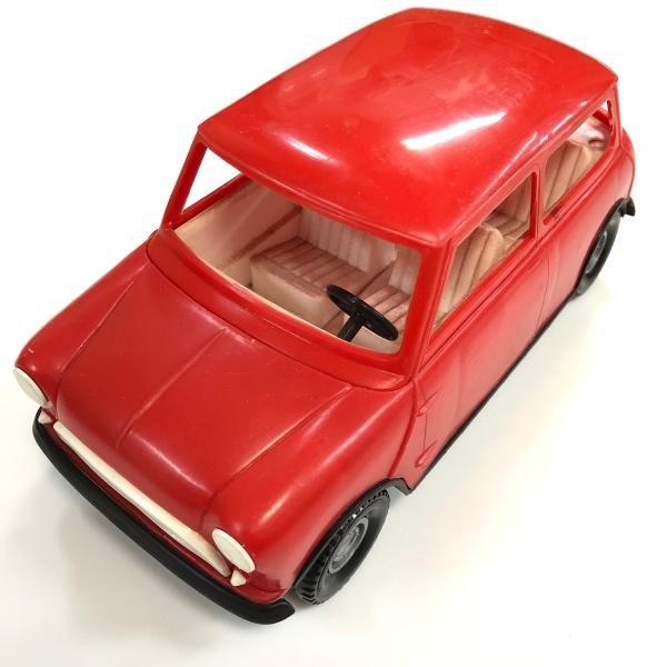 クラシックミニ型のプラスチック製のミニカーです。 車輪が回ります。21cm×10cm×10cm古いものです。写真のものが現品です。ROVER　MINI　ミニチュアカー　レッド　