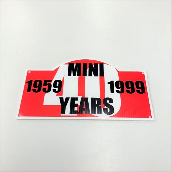クラシックミニの生誕40周年記念プレート型インテリアです。片面プリント裏側は無地です。材質は写真にてご確認ください。34.5cm×19.3cm 厚み0.3cm角に4つ穴が開いていますので、壁にとめたり、吊るしたりできます。金属鉄板ではありま...
