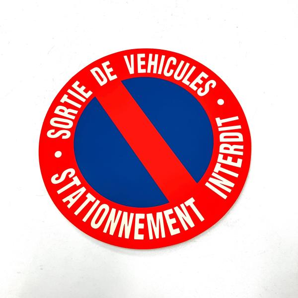 フランス語で書かれた駐車禁止の道路標識風プレートです。直径：24.3cm薄いプラスチック製のプレートです。ステッカーではありません。新品のデットストック品です。