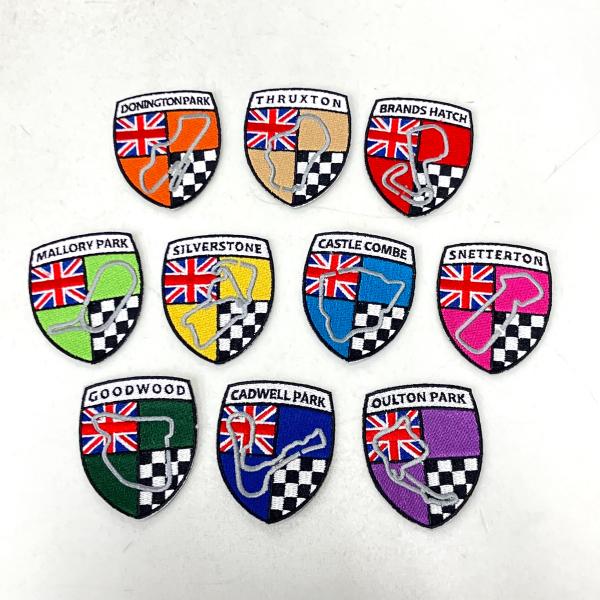 イギリスサーキットシリーズワッペンです。イギリス国旗とサーキットレイアウトが特徴的でお好きなサーキットからお選びいただけます。サイズ：5cmx6cm裏にアイロン用の糊がついています。表示されている在庫数以上にご購入をご希望の場合は、入荷する...