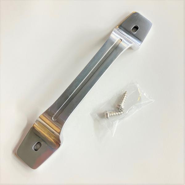 ローバーミニのアルミ製のドアインナーハンドルです。ドアを閉める時に引っ張るハンドルをアルミ製に交換出来ます。ボルトオン取り付け可能です。 1個のお値段です。Classic Mini Door Pulls Polished Alloy Sin...