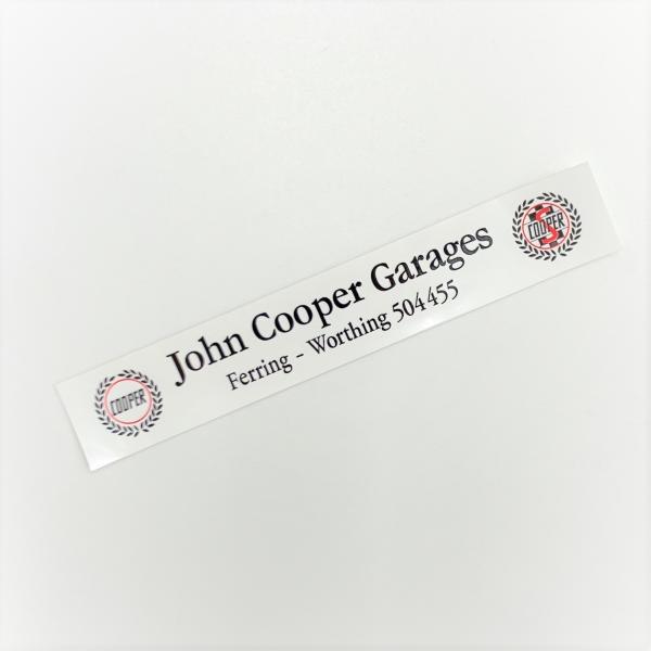 John　Cooper　Garagesの公式ステッカーです。4.9cm×29.8cmガラスへの裏貼りです。車両のリアウインドウやリヤクォーターウインドウに貼るのがおすすめです。切り文字ではなく写真の通り白い部分も残ったままガラスに貼るタイプ...