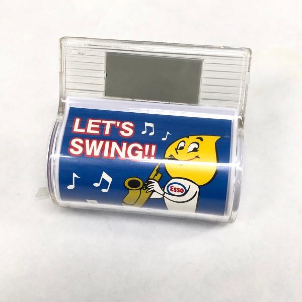 ESSOのキャラクター、エッソボーイのデジタルクロックです。起き上がりこぶしのように、ゆれても、倒れないスタンドクロックです。6cm×6cm日付表示付き日本語の取扱説明書付きプラスチック製新品デットストック品です。発売当時の電池は付属してい...