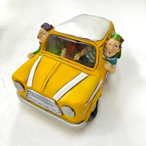 クラシックミニのくるま型の貯金箱。シュノーケルとダイビングスーツのようなものを着たキャラクターと運転手が窓から顔を出している置物としてもかわいい逸品です。 約18cm×11cm×9cm新品デットストック品です。完売後は再販はありません。ご了...