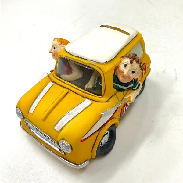 クラシックミニの型の愉快な貯金箱。 釣り竿と網のようなものを持った男女のキャラクターが、窓から見を乗り出しています。約：15cm×9cm×7.5cm 新品デットストック品です。ご了承ください。Classic Mini Cooper Yell...