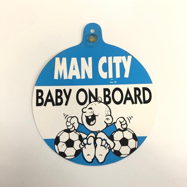 サッカー好きにオススメなチャイルドオンボードです。サッカーボールと赤ちゃんがプリントされています。Manchester City FC のMAN　CITYの文字入り。直径：約17cm 裏は無地です。丸型白い部分に汚れがあります。新古品につき...