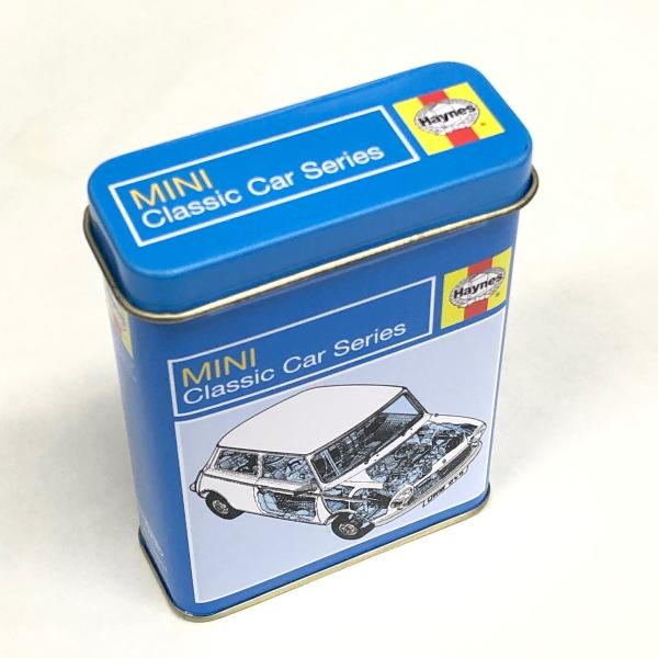 ローバーミニのマニュアル本で有名な英国へインズ社のブック風小物入れ缶です。 煙草入れにもなります。 絆創膏を入れるもよし、お薬入れも良し、名刺入れにも。クラシックミニの透過図が描かれています。サイズ：95mm×70mm×30mm 材質：スチ...