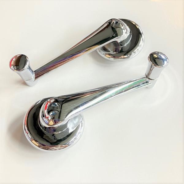 ローバーミニ用の窓開閉用のレギュレーターハンドルです。クロームメッキされたクラシックなスタイルが特徴的です。細身で使いやすいデザインとなっております。 2個セットの値段です。取り付けイメージ写真のレギュレターリングは付属しません。Windo...