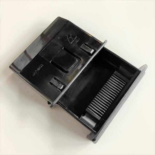 ローバーミニのフロントダッシュボード中央にある、黒い純正の回転式灰皿を取り外して交換します。手前に引き出し、押すと収納されます。使いやすさは抜群でスモーカーには必需品です。Classic Mini Car Ashtray JHY2490 L...