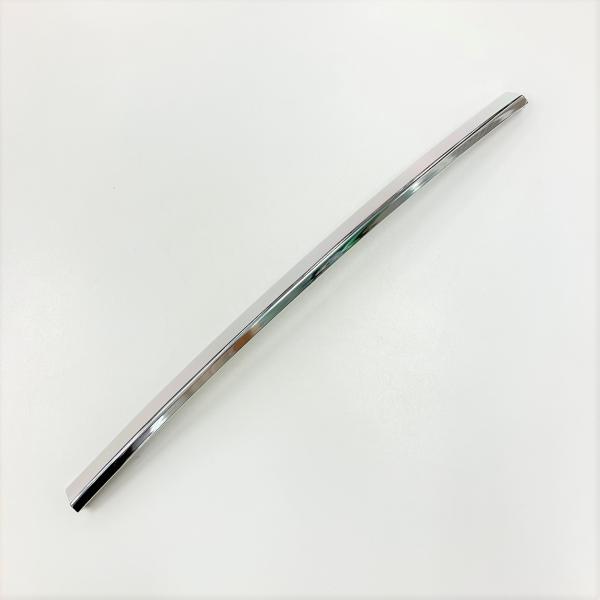 クラシックミニMK2とMK3のフロントグリルに使用されるボンネット先端部分のトップモールです。MK2から最終のミニまで使用出来ます。Classic Mini Front Grill Top Moulding