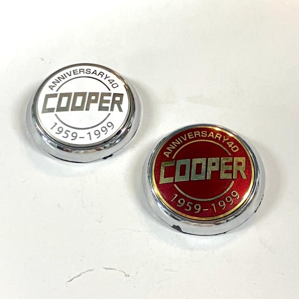 当店オリジナル特注デザインローバーミニのボンネット用エンブレムです。 センターのモチーフは七宝です。 貼り付けは裏面の両面テープで貼り付けるだけです。 5.5cm×5.3cmClassic Mini Round Bonnet Front H...