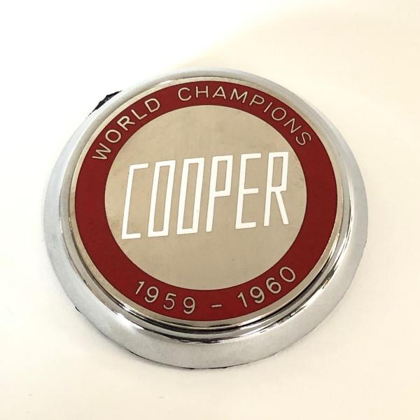 ミニマルヤマオリジナル特注デザインクラシックミニの丸型タイプのボンネットエンブレムです。 センターのモチーフは七宝です。 貼り付けは両面テープで貼り付けるだけです。 5.5cm×5.3cmClassic Mini Round Bonnet ...