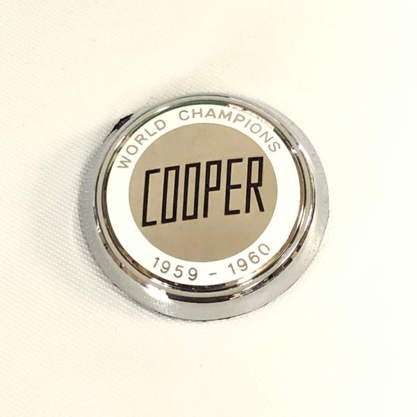 クラシックミニ用の丸型タイプのボンネット専用エンブレムです。 文字の色と、縁取りの色にバリエーションがあり、別ページにて販売中ですセンターのモチーフは七宝です。 貼り付けは両面テープで貼り付けるだけです。 5.5cm×5.3cmClassi...