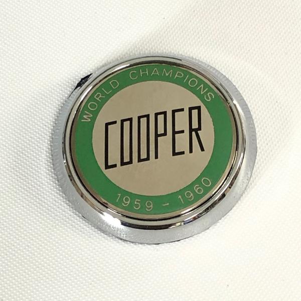 ローバーミニの丸型タイプのボンネットエンブレムです。 センターのモチーフは七宝です。 貼り付けは両面テープで貼り付けるだけです。 5.5cm×5.3cmClassic Mini Round Bonnet Front Hood Badge E...