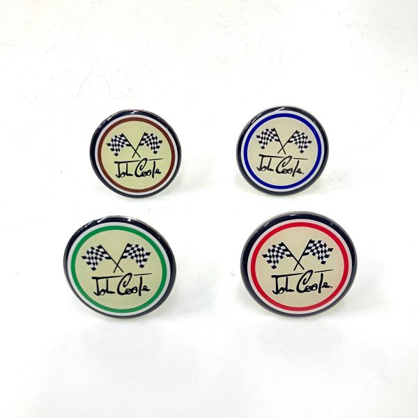 円形の中に、クロスしたチェッカーフラッグとJohnCooperの文字入りでクラシックミニによく似合います。ワッシャーは付属していますが、サイズが足りない場合は、別途ご用意ください。マーク部分は樹脂コーティングされたステッカーです。直径：5c...