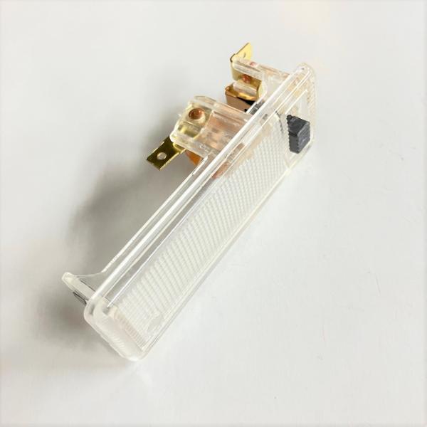 ローバーミニ1986年以降の車両に使用されているルームランプセットです。爪が割れたり接触不良になりましたら交換が必要です。ミニマルヤマ製システムダッシュボードのフットランプとしても使用出来ます。バルブは別売りです。※ 取り付けた状態の写真は...