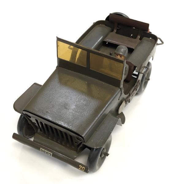 運転手付きの軍用ジープのモデルカーです。スペアタイヤや携行タンクやスコップもついています。9cm×17cm×8.5cmタイヤが回ります。付属の箱などは御座いません。細かい傷と汚れがございます。古いものです。写真のものが現品です。送料無料JE...