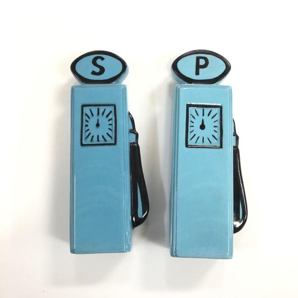 ガソリンスタンドの給油機のモチーフの塩コショウ入れ。15cm×5.5cm×3cmアンティーク品、写真のものが現品です。胡椒は3つ穴塩は1つ穴陶器製です。コルクの栓に劣化がありますので、代用の栓を用意するか、または実際の使用ではなく、インテリ...